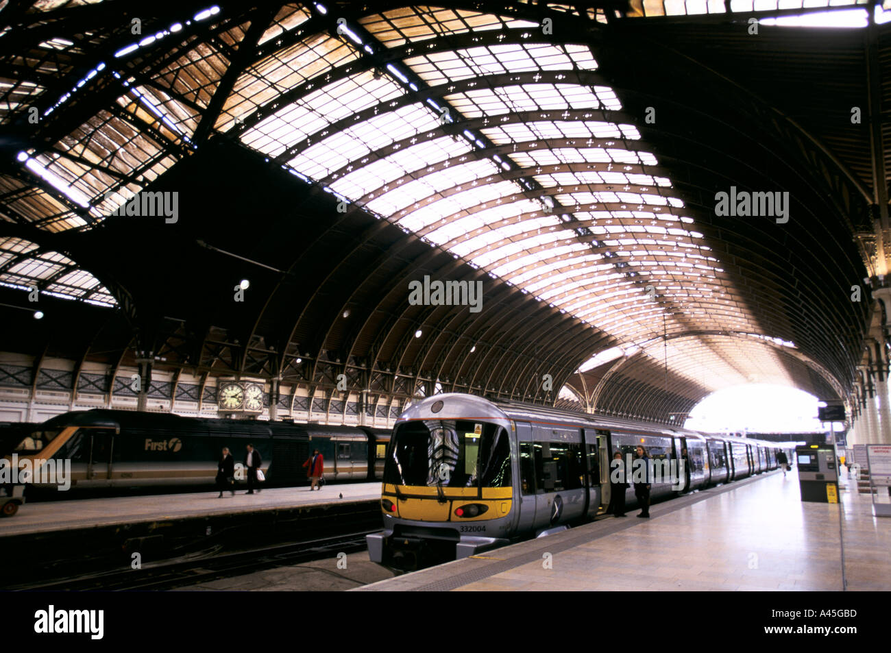 heathrow express train at paddington station london 2000 2000 Stock ...