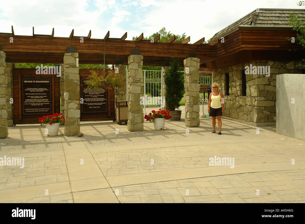 Zoo entrances hi-res stock photography and images - Alamy