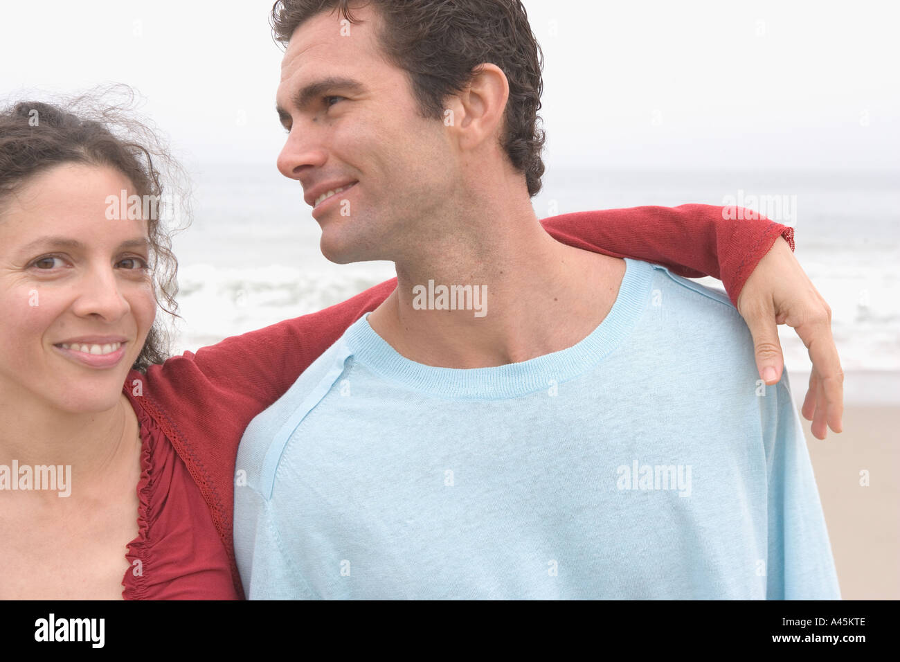 Couple hugging at the beach Stock Photo - Alamy