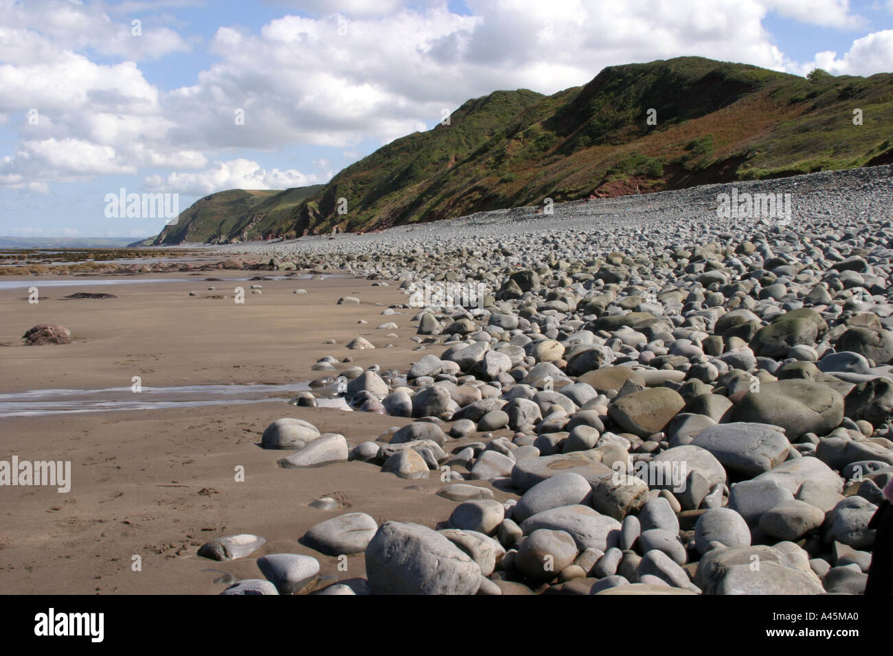 Deserted beach with sand and pebbles in North Devon Stock Photo - Alamy
