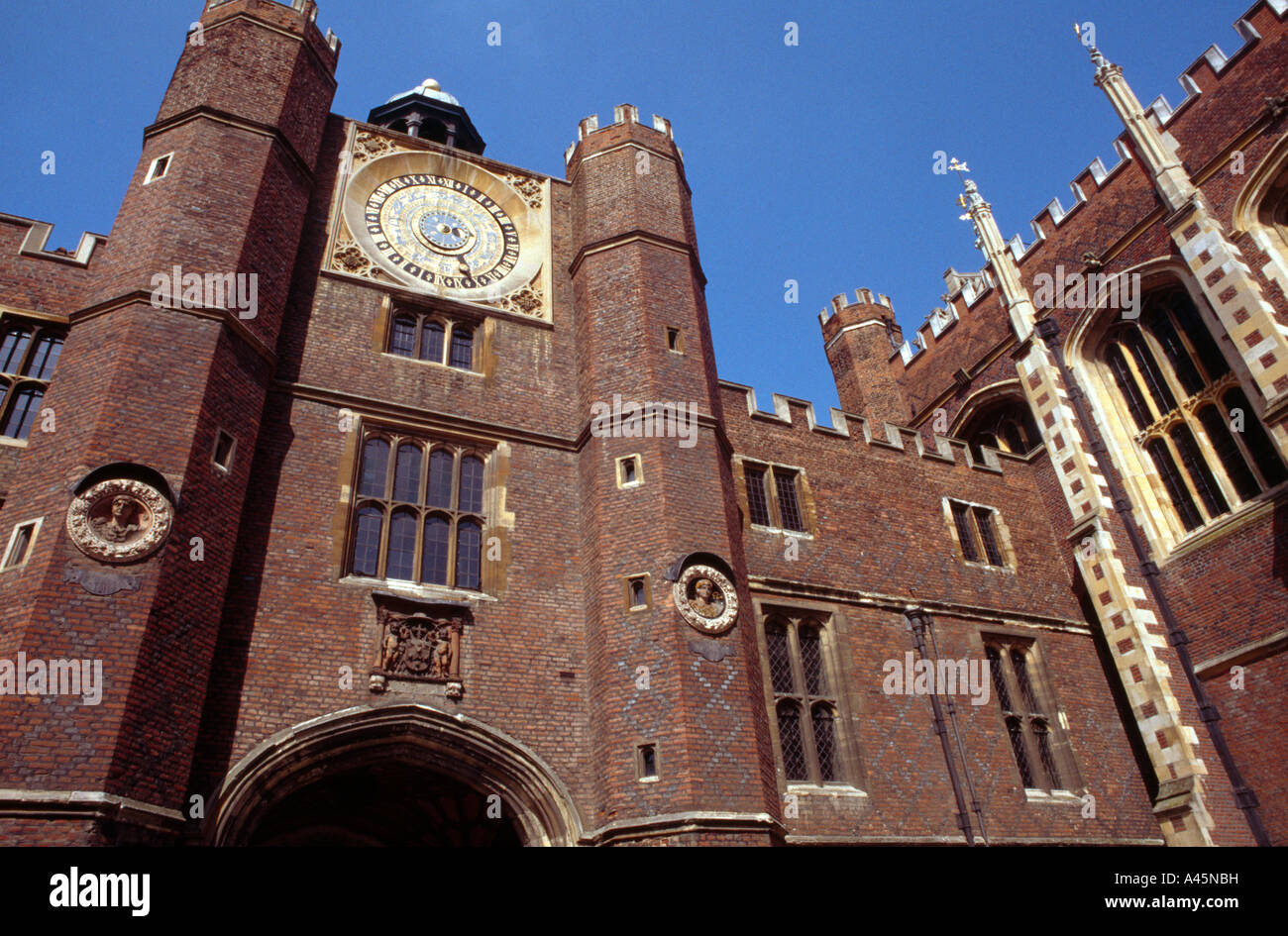 Astronomical clock hampton court palace hi-res stock photography and ...