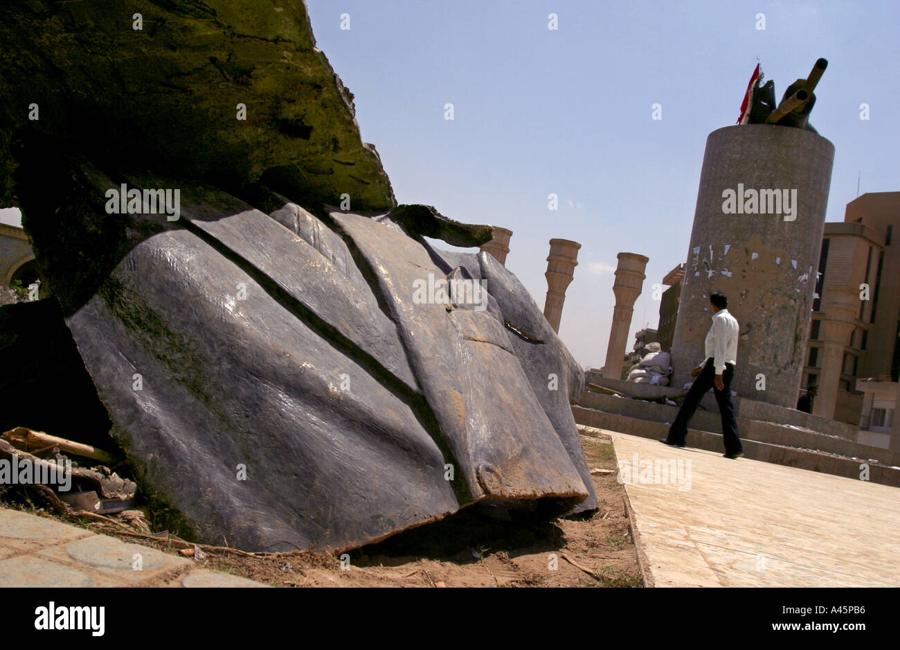 Saddam hussein statue hi-res stock photography and images - Alamy