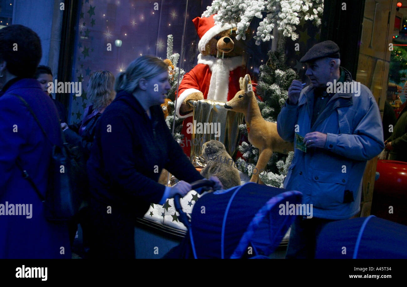 Hamleys christmas window display hi-res stock photography and images ...