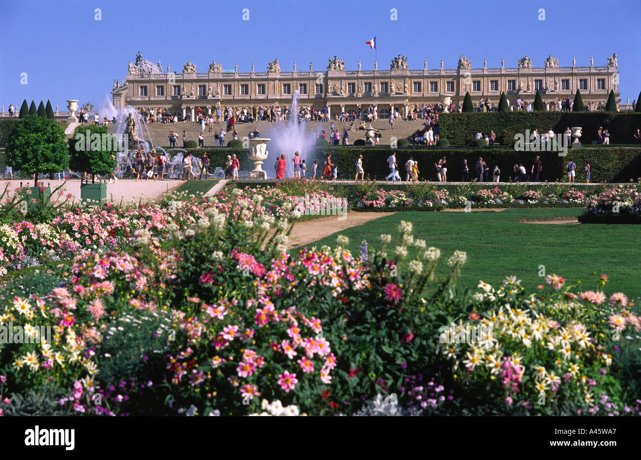 The palace of versailles gardens hi-res stock photography and images ...
