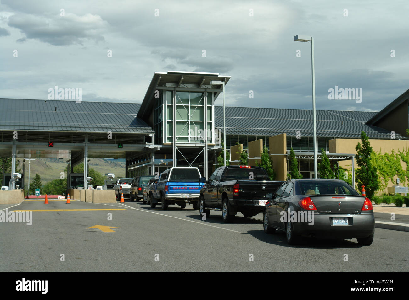 Pacific highway crossing canada usa hi-res stock photography and images ...