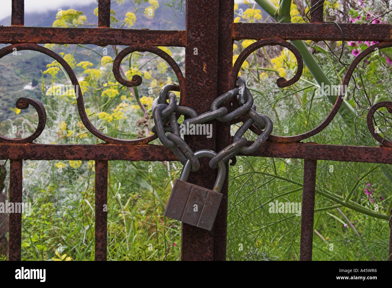 How to make a gate lock hi-res stock photography and images - Alamy