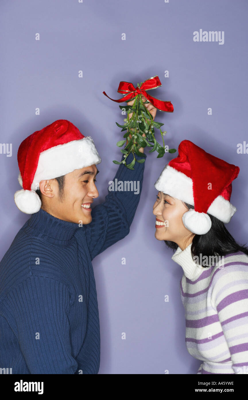 Couple kiss christmas mistletoe hi-res stock photography and images - Alamy