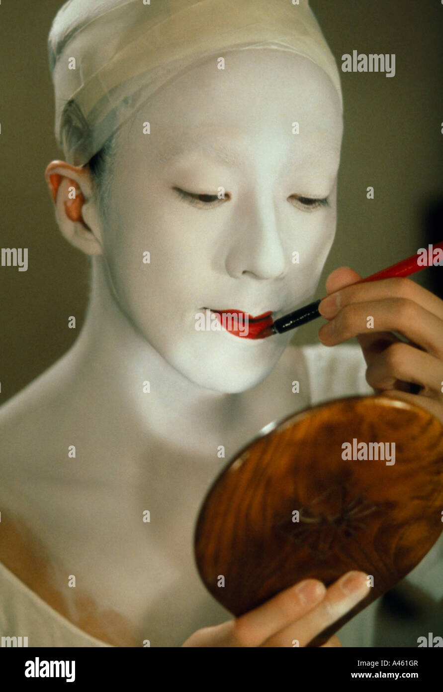 JAPAN Traditional Theatre Kabuki actor applying make up Female actors ...