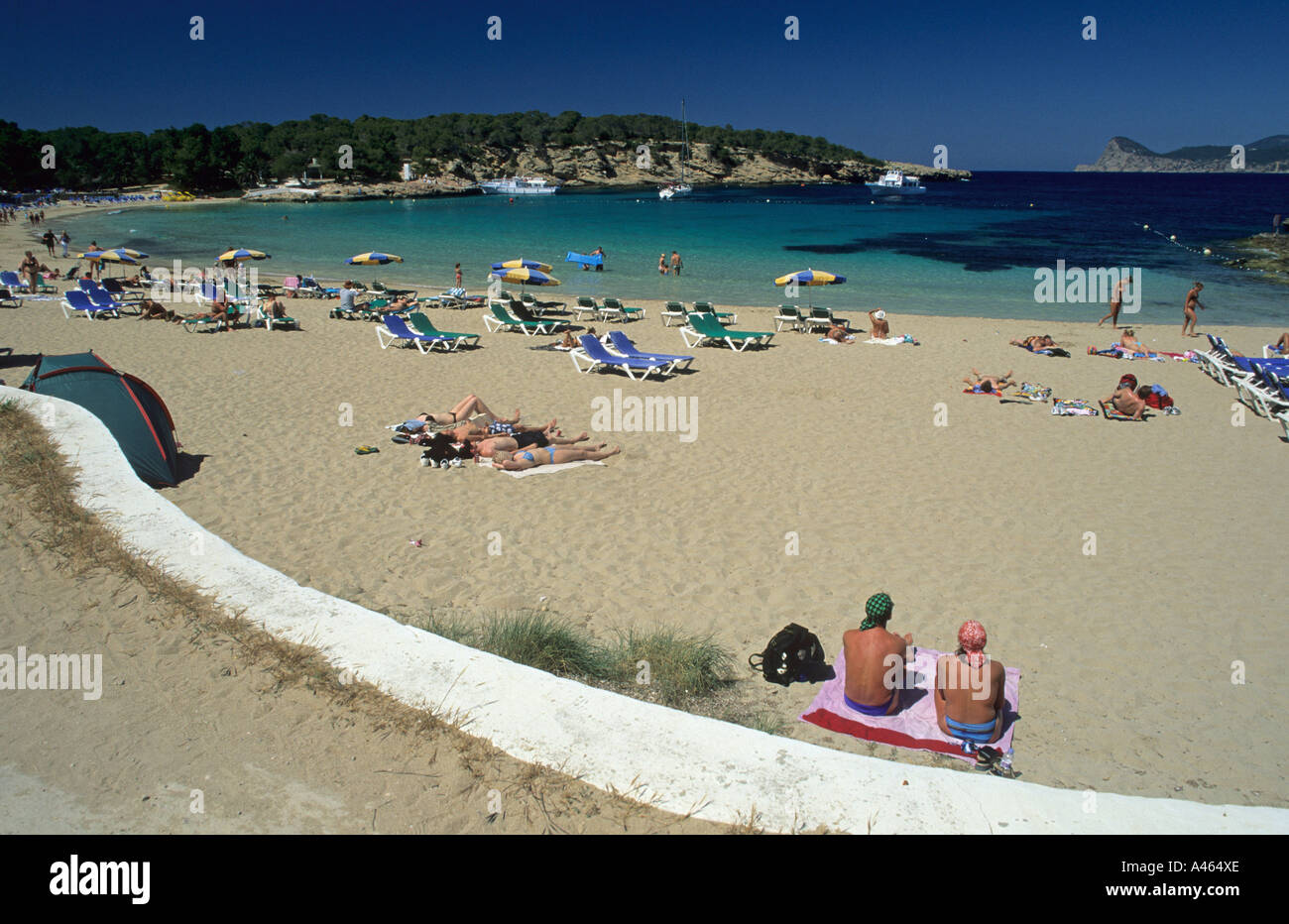 People swimming sunbathing on bank hi-res stock photography and images ...