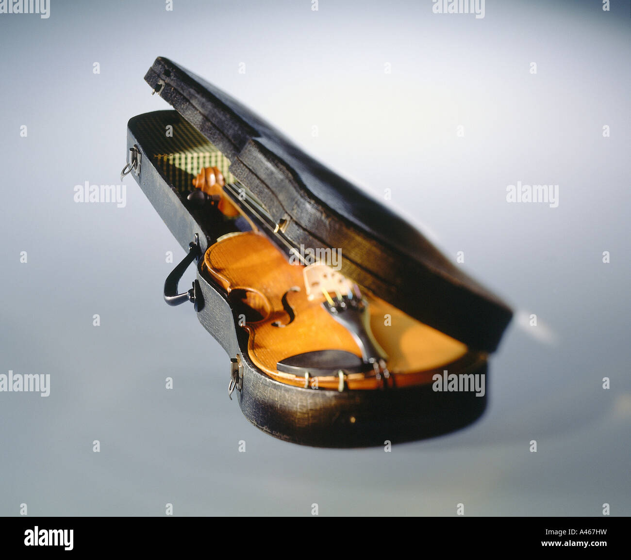 Violin case hi-res stock photography and images - Alamy