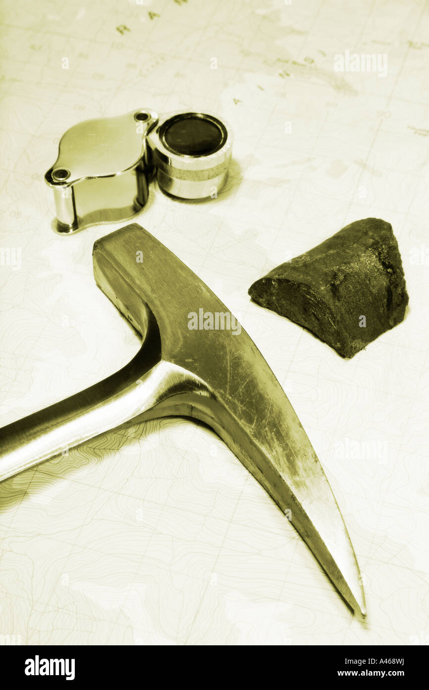 Geologist hammer magnifier hi-res stock photography and images - Alamy