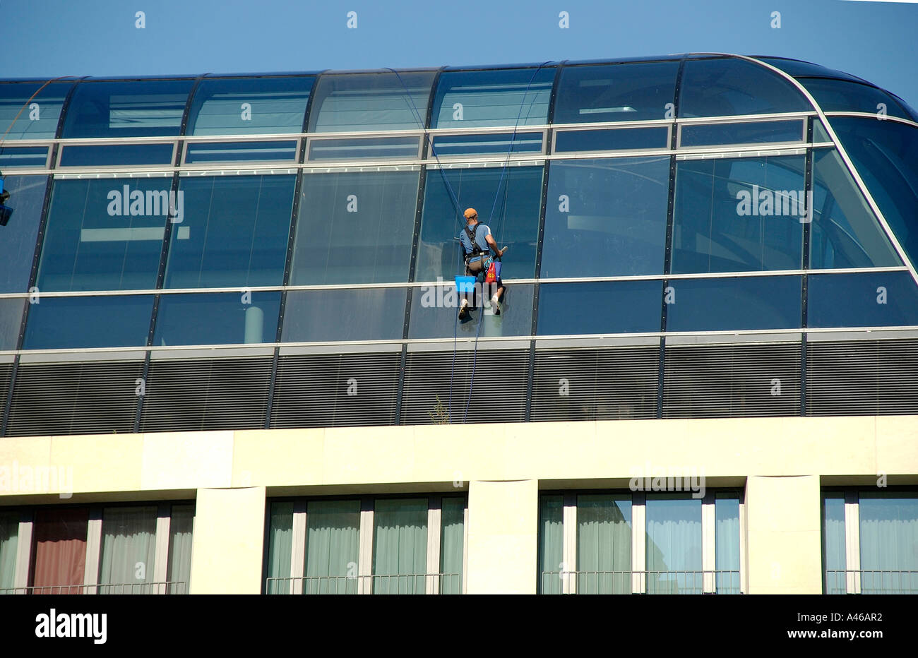 Rappelling window cleaner hi-res stock photography and images - Alamy