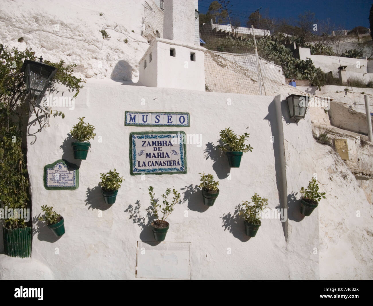 General view of the gypsy houses in the Sacromonte district of Granada ...