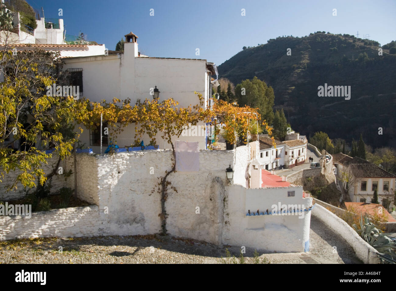 General view of the gypsy houses in the Sacromonte district of Granada ...