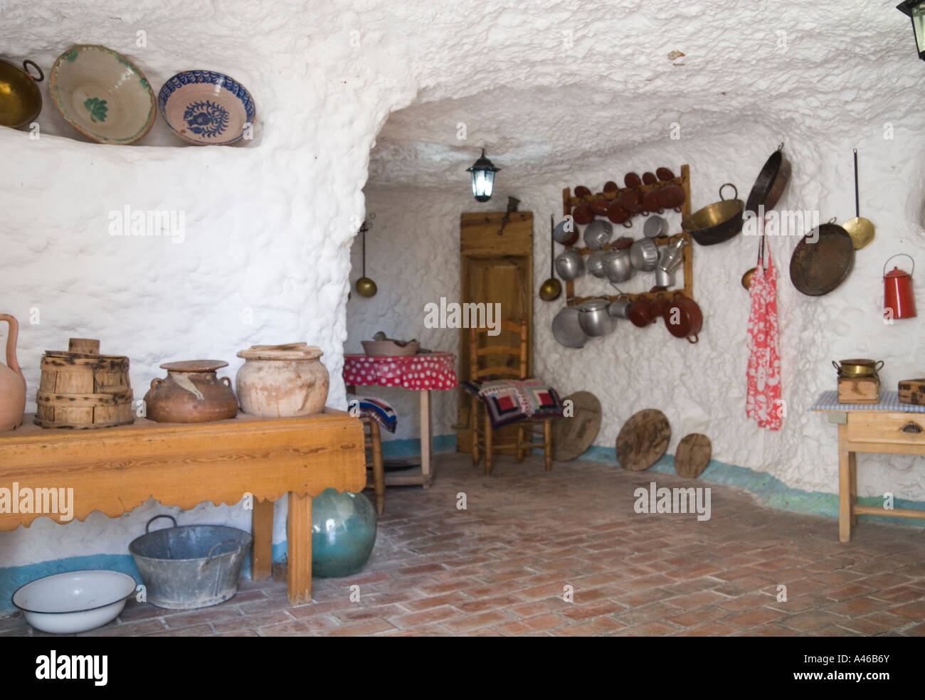 Cave dwelling andalucia gypsy hi-res stock photography and images - Alamy