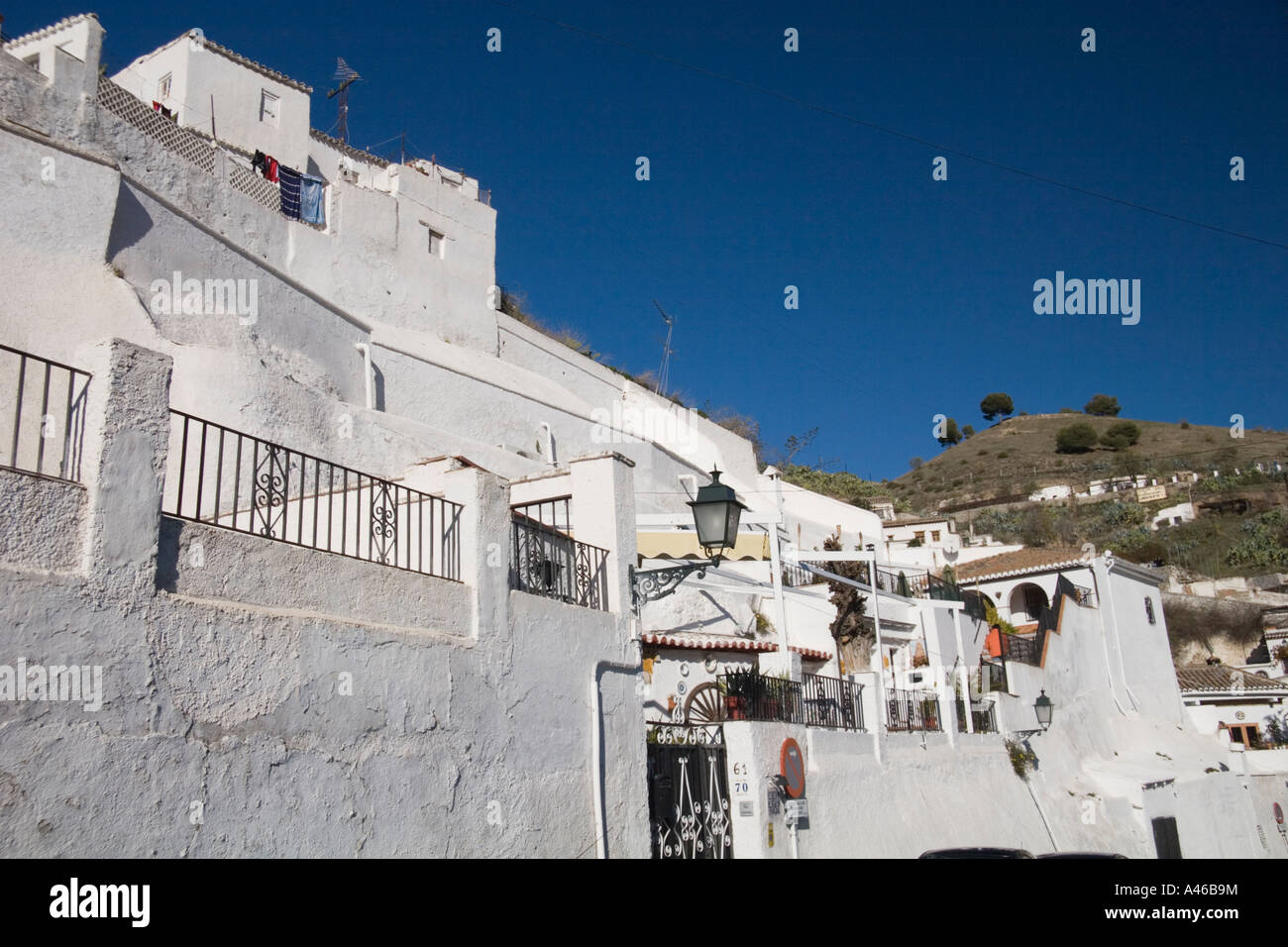 General view of the gypsy houses in the Sacromonte district of Granada ...