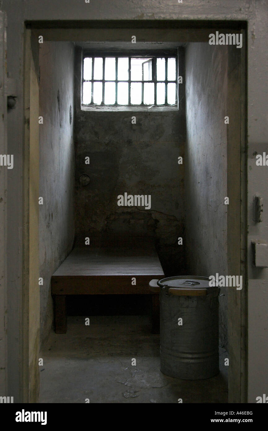 A prison cell in the Hohenschoenhausen prison, Berlin, Germany Stock ...