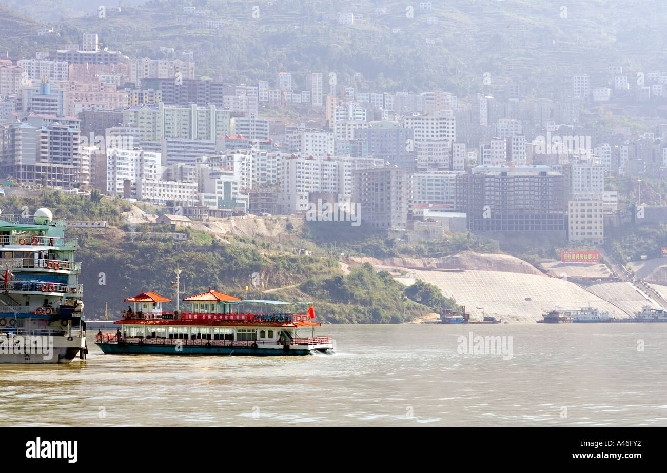 CHINA YANGTZE RIVER New city built to replace the abandoned village ...