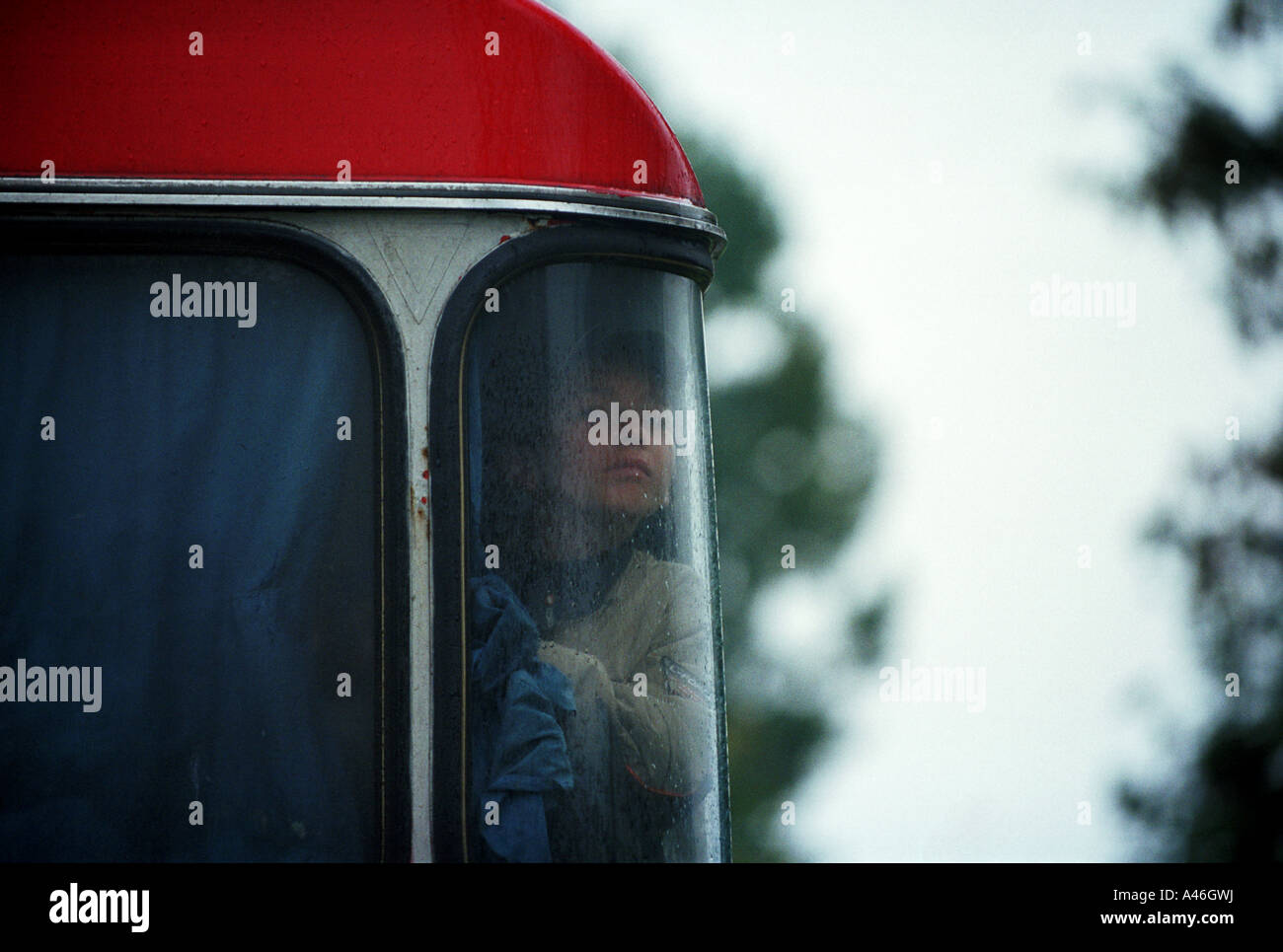 Child looking through bus window hi-res stock photography and images ...