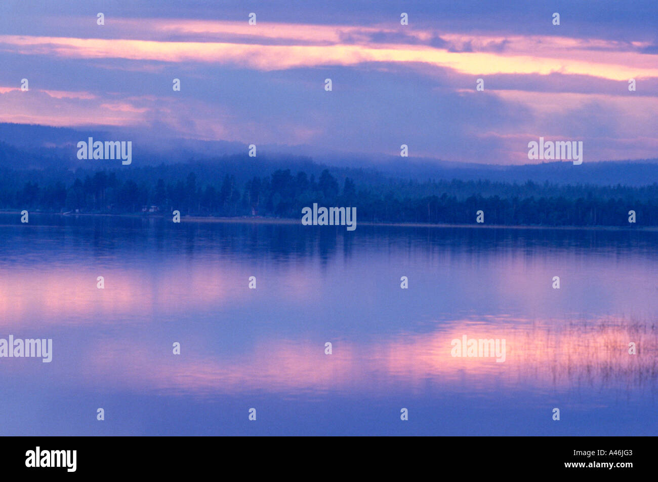 Lake at midnight sun See in Mitternachtssonne Stock Photo - Alamy