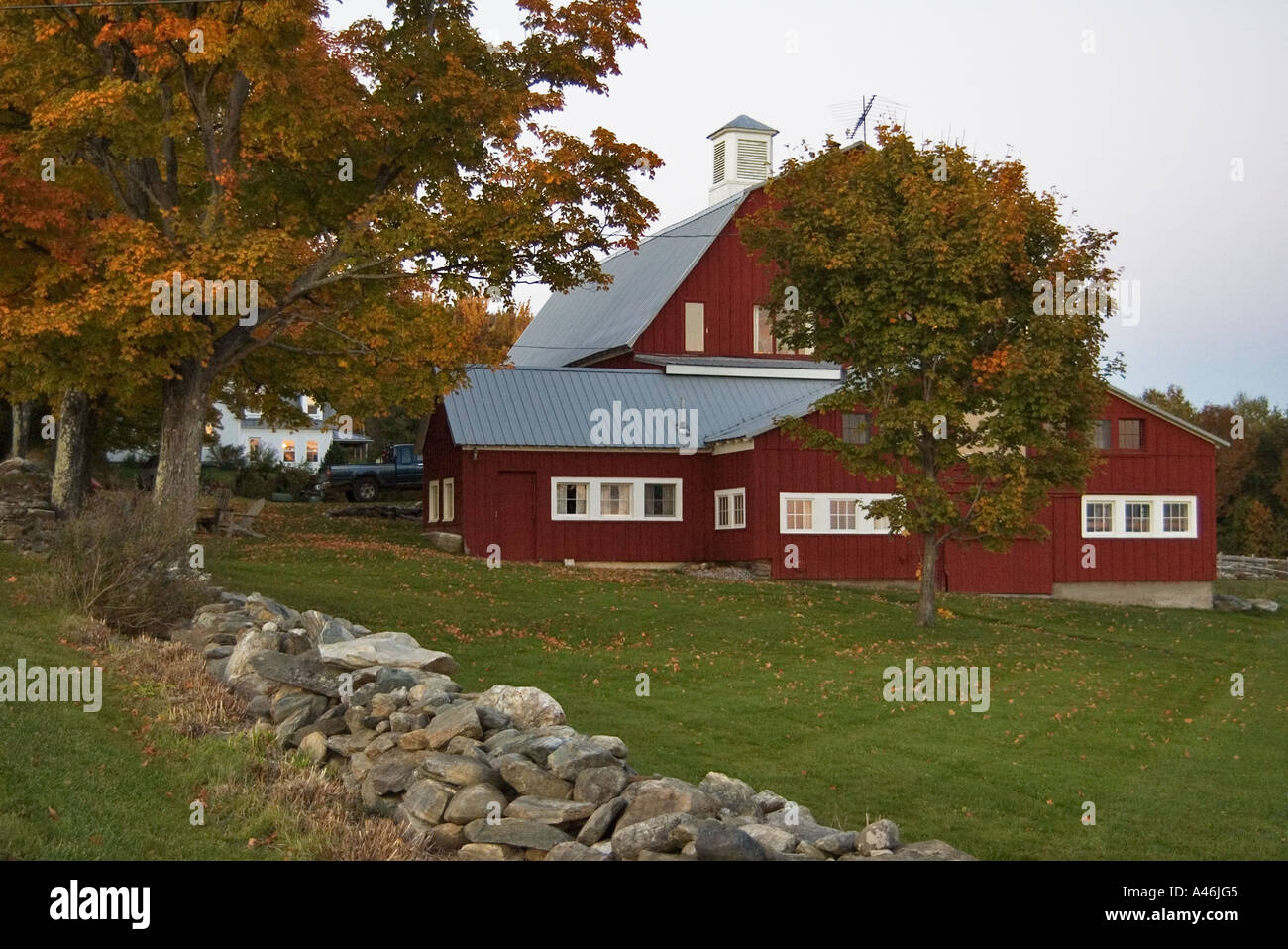 Quaint new england red barn hi-res stock photography and images - Alamy