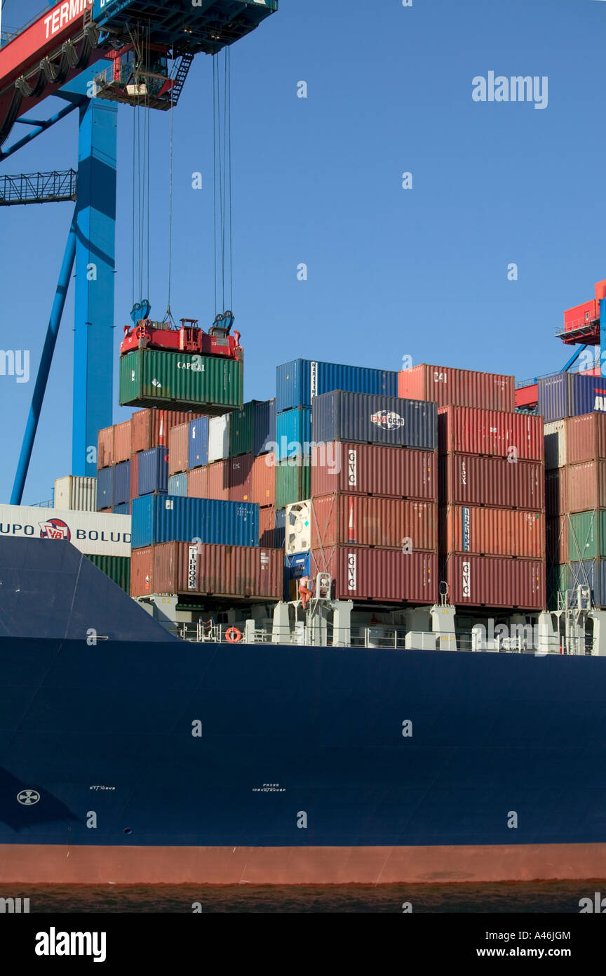 Ship loading vertical hi-res stock photography and images - Alamy