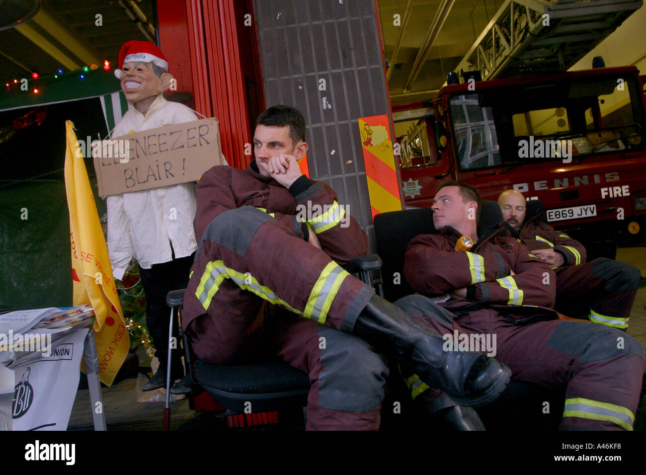 britsh firefighters strike striking firefighters sit on the picket line ...