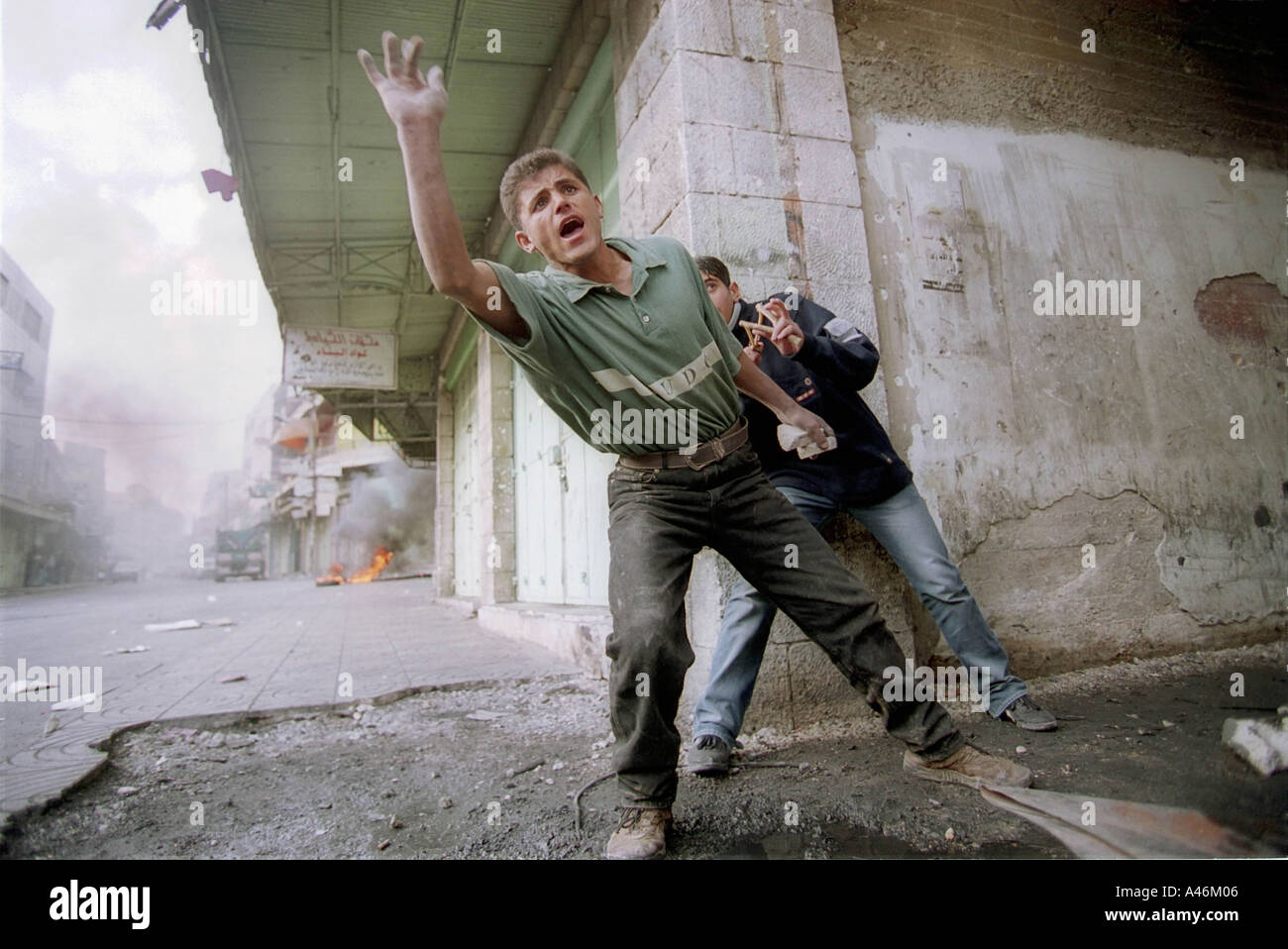 hebron stonethrowers palestinian boys taunt israeli army sharpshooters ...