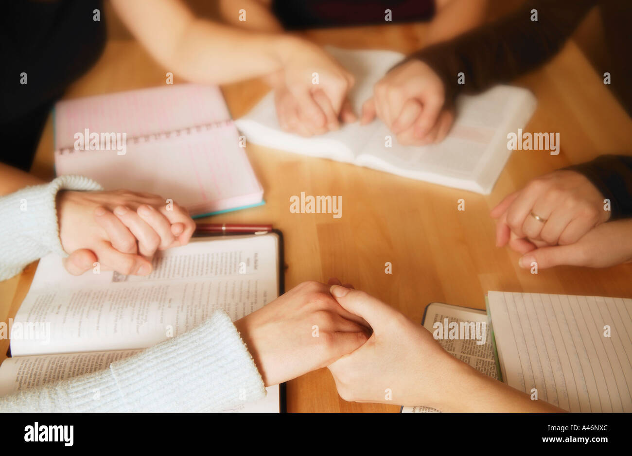 Teens praying group hi-res stock photography and images - Alamy