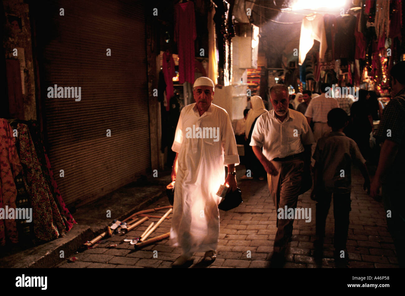 Arabic man walking dish dash hi-res stock photography and images - Alamy