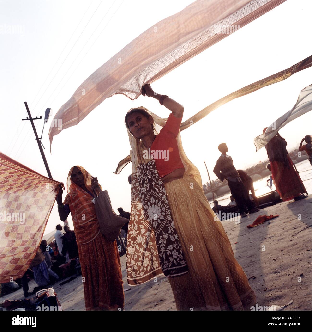 Women bathing in saris hi-res stock photography and images - Alamy