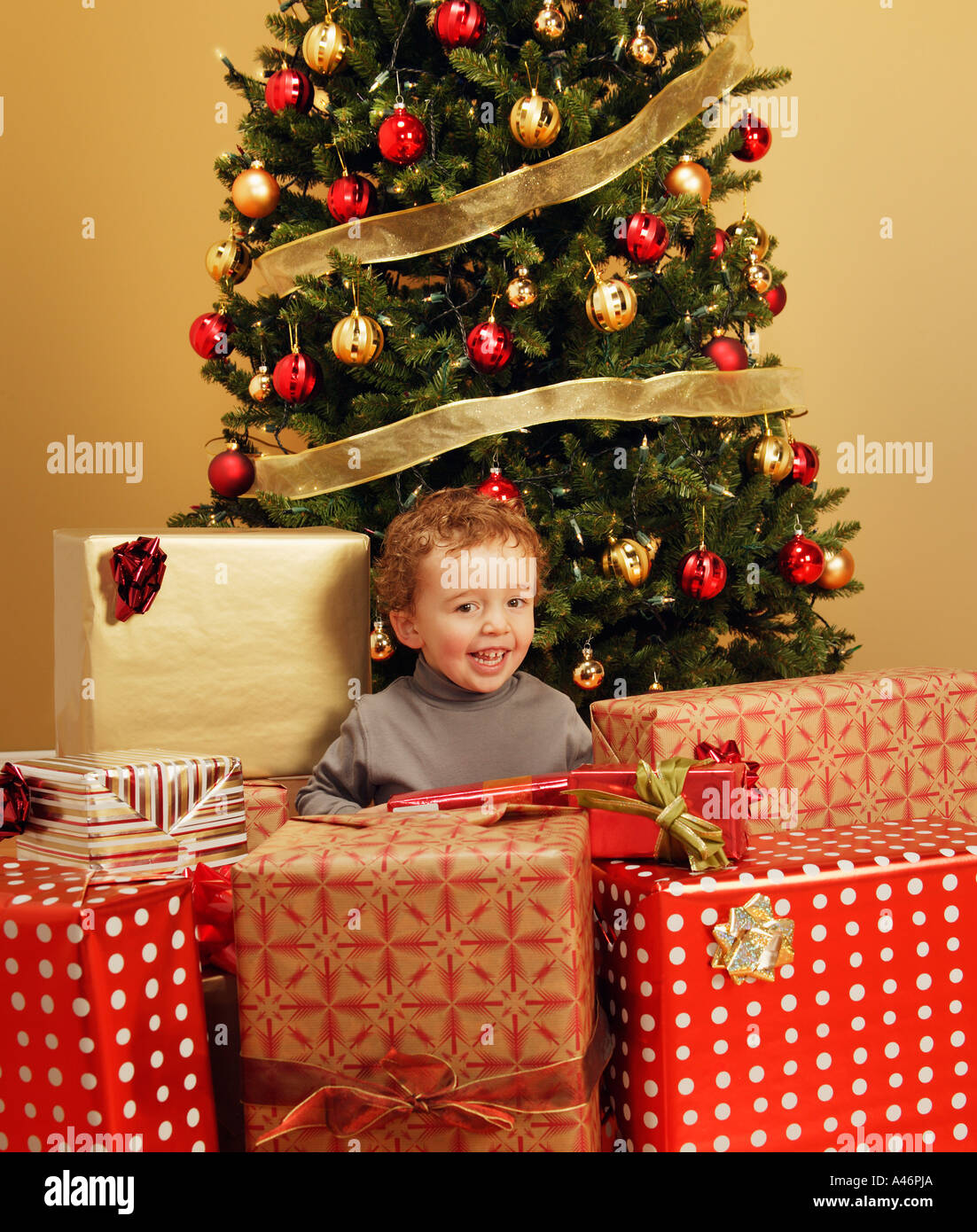 Children under christmas tree with presents hi-res stock photography ...