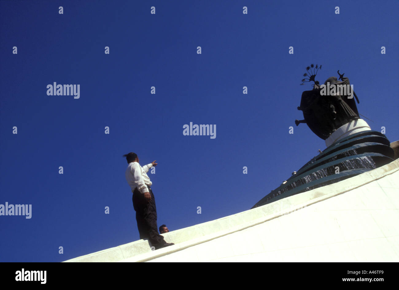 men clean a modernist statue in Baghdad Iraq Stock Photo - Alamy
