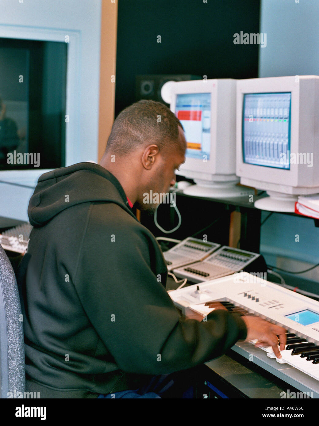 Keyboard player hi-res stock photography and images - Alamy