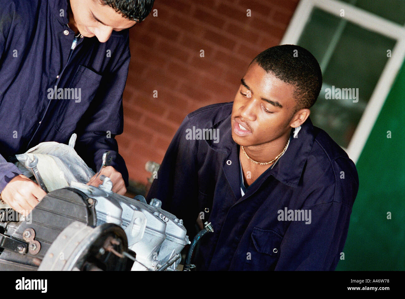 Mechanics lifting engine Stock Photo - Alamy