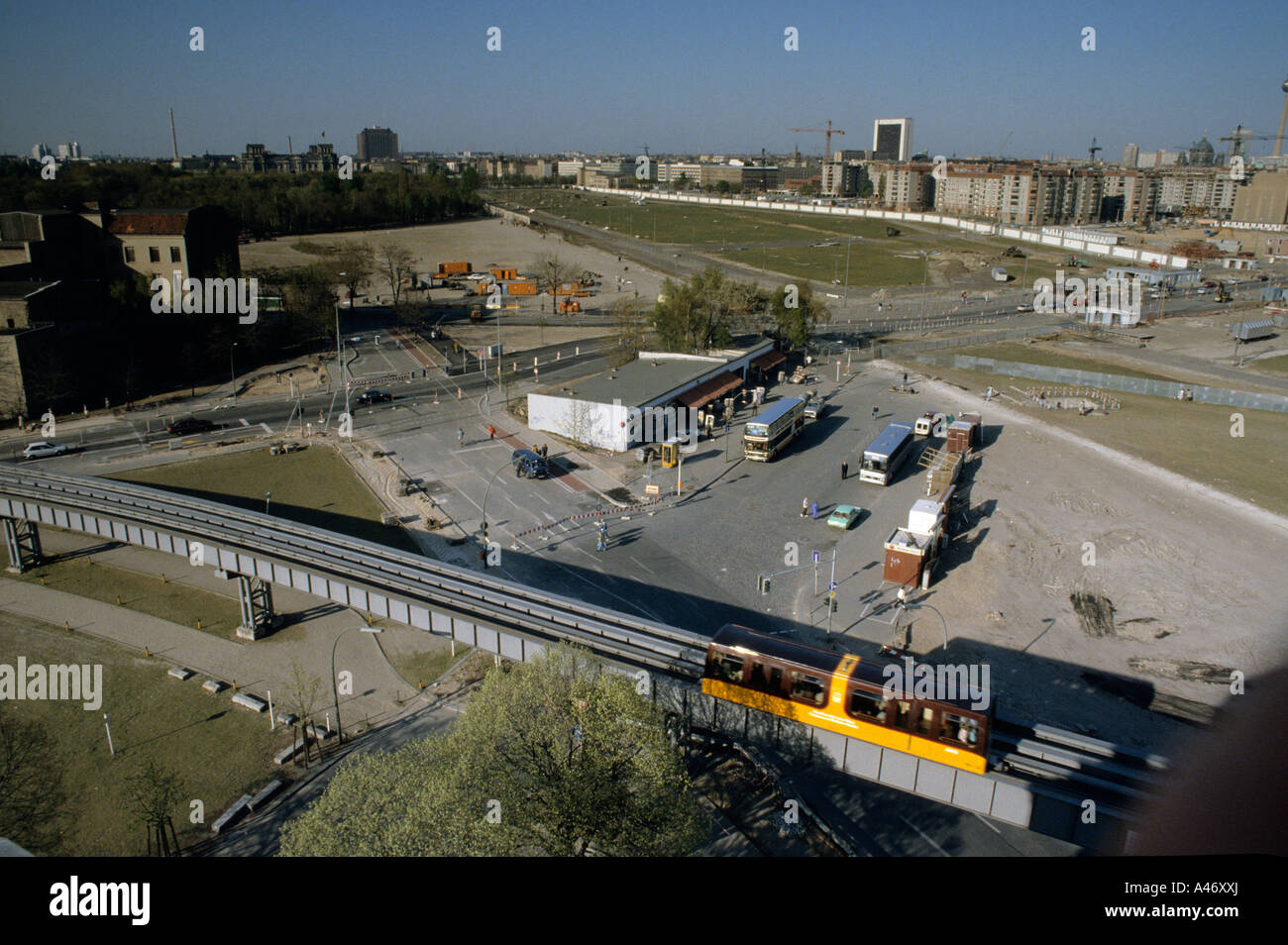 Fall of the Berlin Wall: Potsdam Square, newly errected border crossing ...