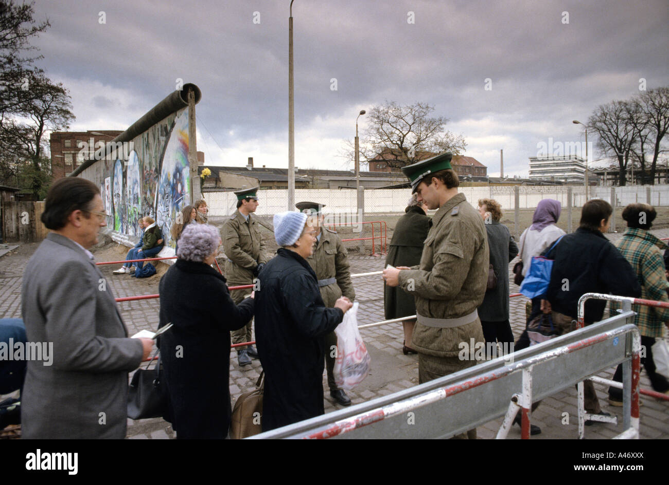 Fall of the Berlin Wall: temporary control point at Schlesische Strasse ...