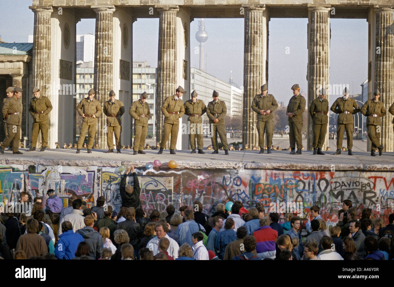 Fall of the Berlin Wall: border guards of the National Army securing ...