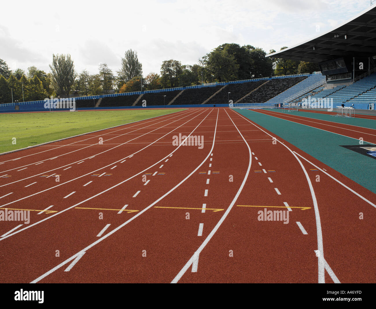 Empty race track Stock Photo - Alamy