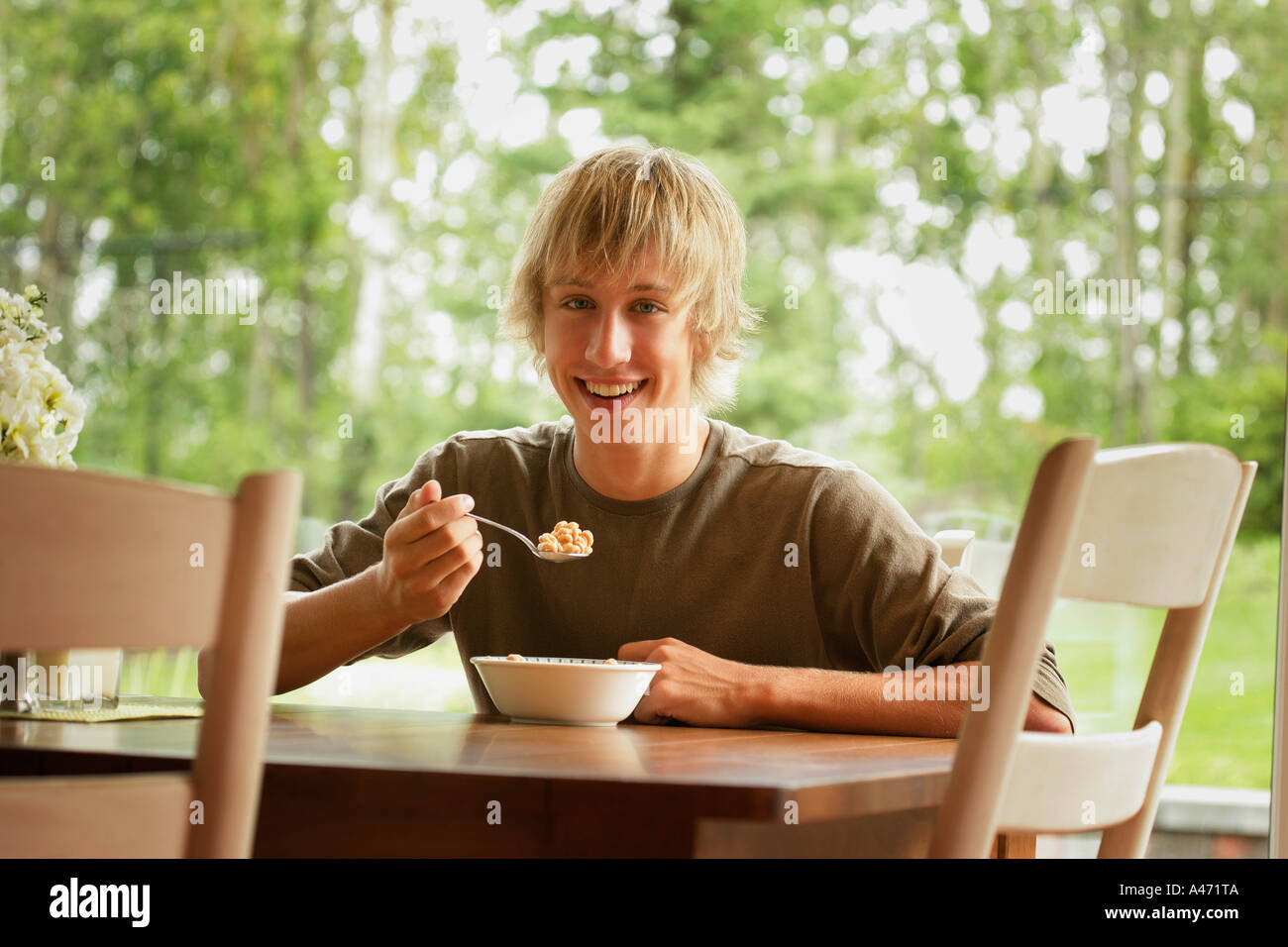 Teenager eating breakfast Stock Photo - Alamy