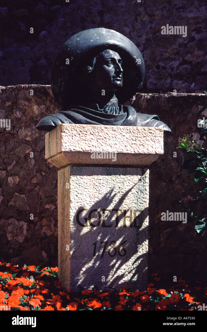 Goethe Statue in Scaligerburgburg von Malcesine Stock Photo - Alamy