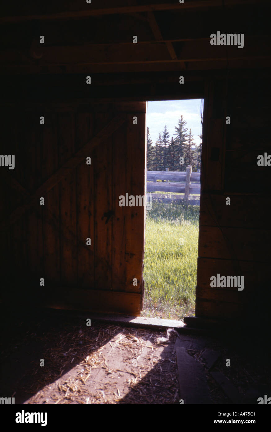 Open barn door hi-res stock photography and images - Alamy