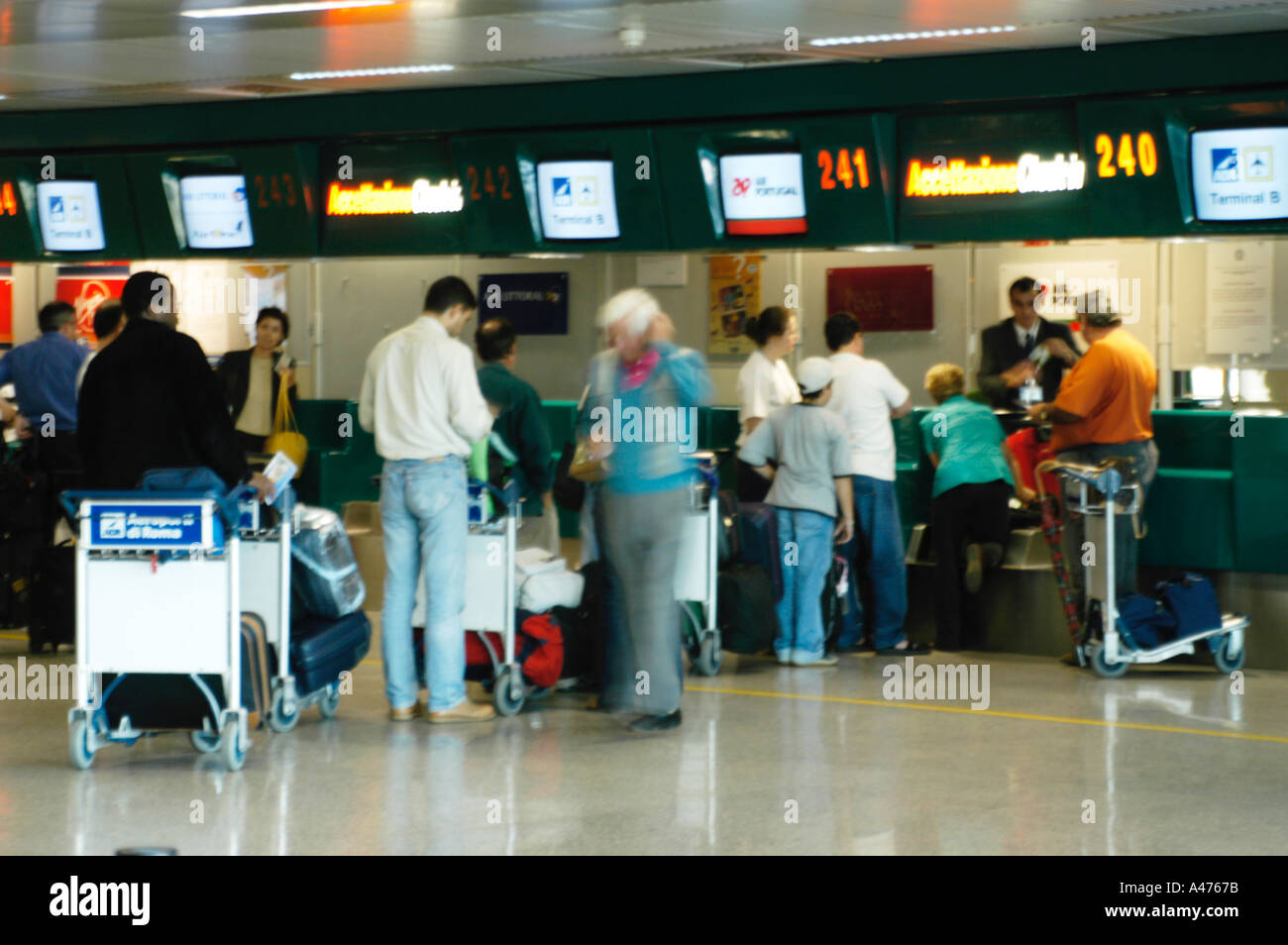 Airport crowds hi-res stock photography and images - Alamy