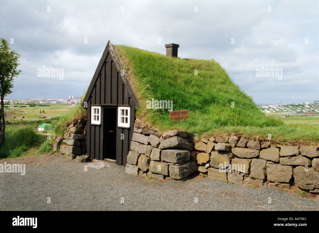 Small stone hut with wooden door hi-res stock photography and images ...