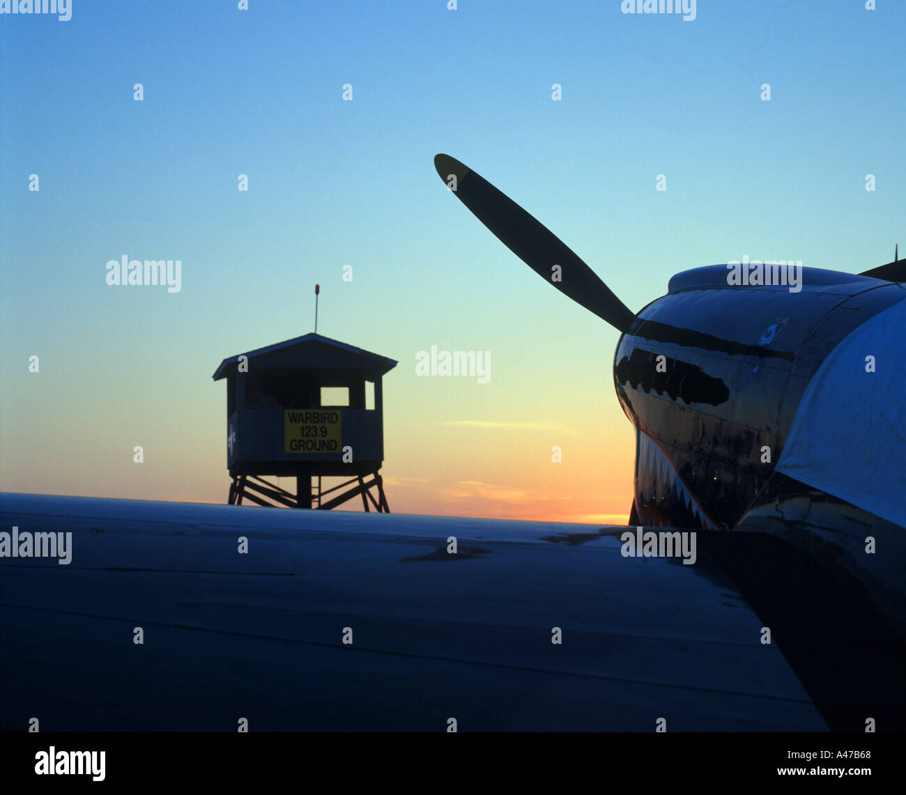 Ww2 aircraft at sunset hi-res stock photography and images - Alamy