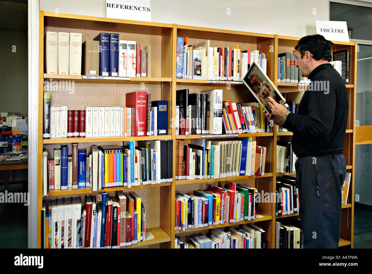 Inside a library hi-res stock photography and images - Alamy