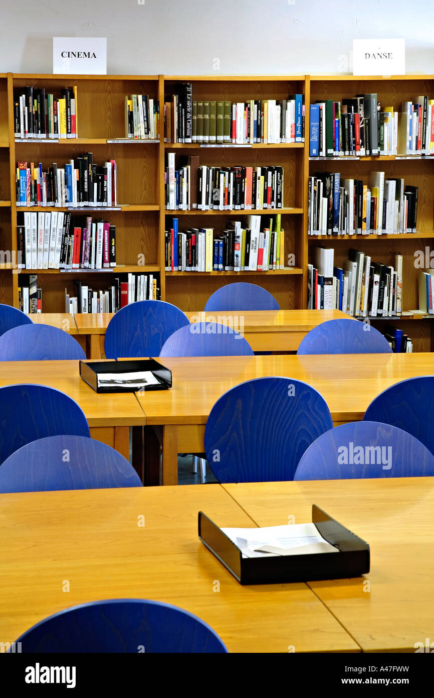 Inside a library Stock Photo - Alamy