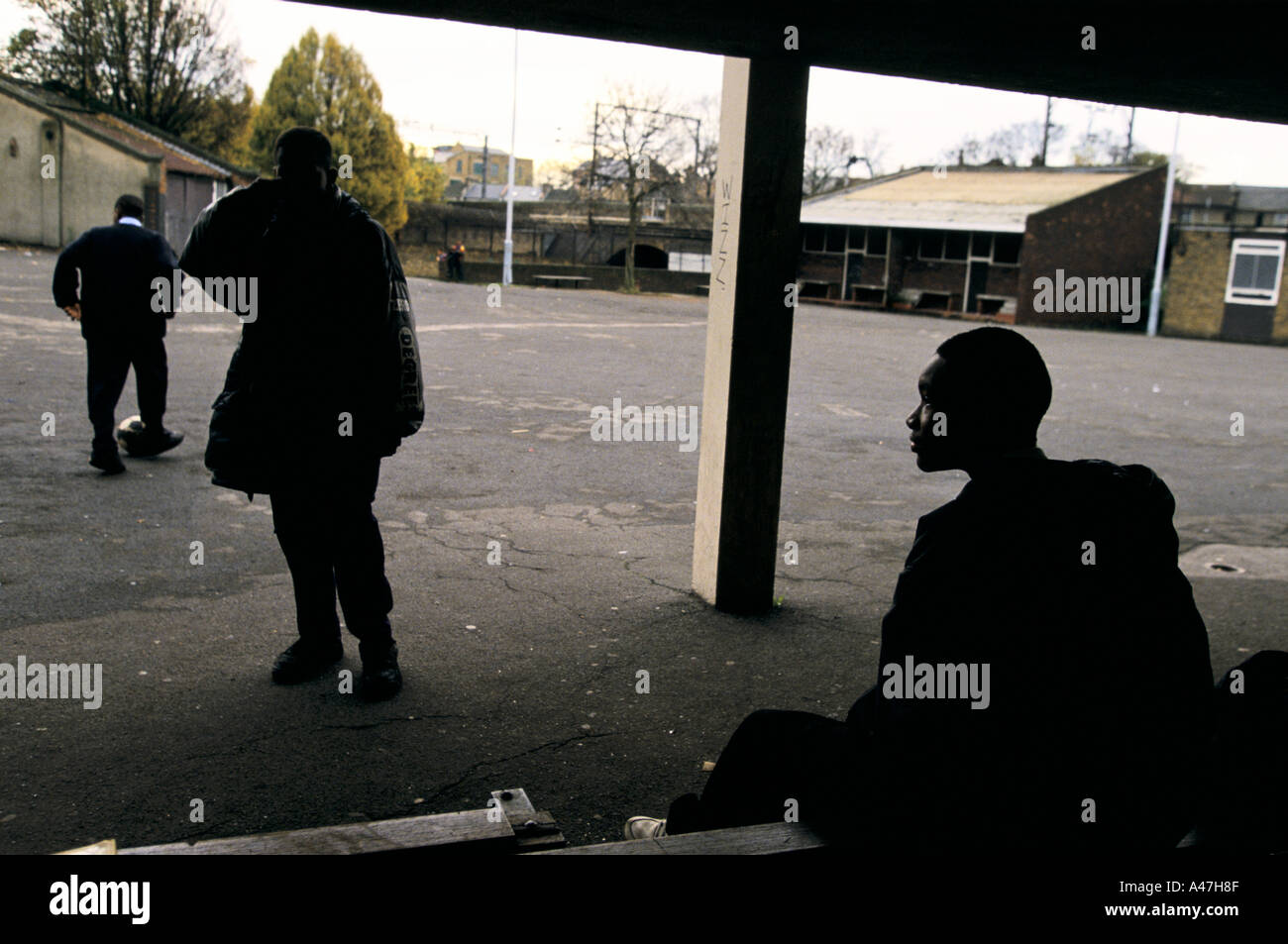 Secondary school children outside uk hi-res stock photography and ...