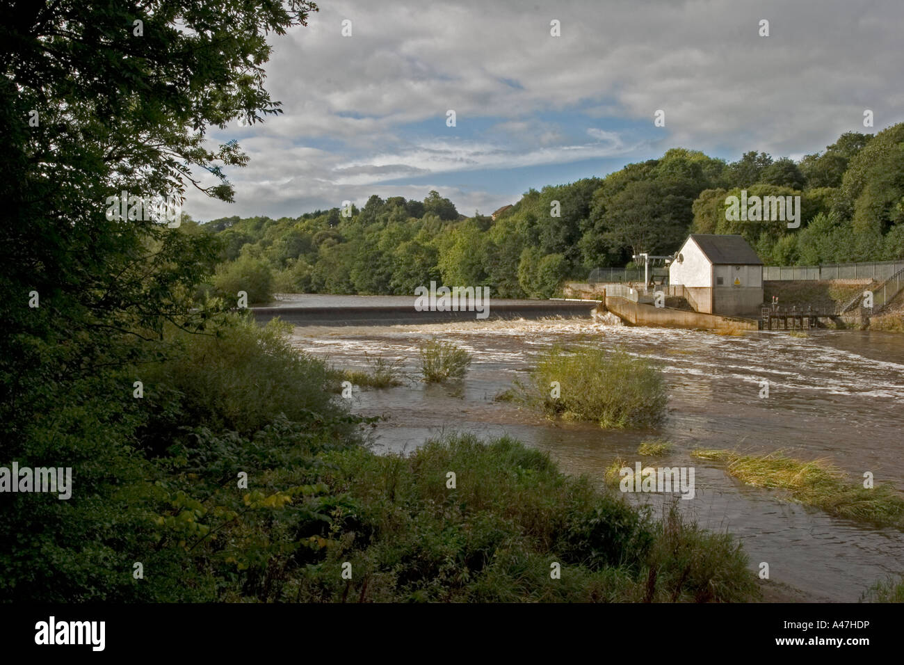 Weir and turbine house of Blantyre hydro electric power station, River ...