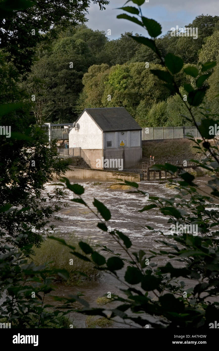 Weir and turbine house of Blantyre hydro electric power station, River ...